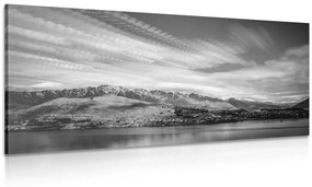 Obraz zapadající slunce nad jezerem v černobílém provedení - 120x60 cm