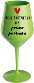 MOJE PARTNERKA MÁ PRÍMA PARTNERA - zelená nerozbitná sklenička na víno 470 ml