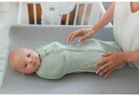 Zavinovačka Sleepee First Step Swaddle s čepičkou zdarma světle šedá