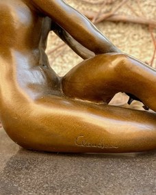 Erotická bronzová socha - Polonahá sexy žena  2