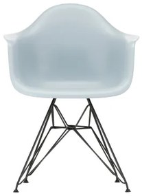 Eames Plastic Armchair DAR černě lakovaná ledově šedá bílé na koberec Vitra