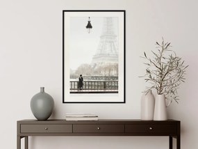 Plakát Prostor klidných okamžiků - žena na pozadí Eiffelovy věže v Paříži