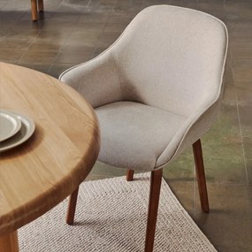 OnaDnes -20% Béžová čalouněná jídelní židle Kave Home Aleli s ořechovou podnoží