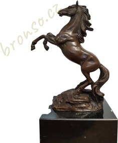 Bronzová socha koně na mramoru – vzpínající se hřebec, elegantní zvířecí figurka, luxusní dekorace, sběratelský dárek
