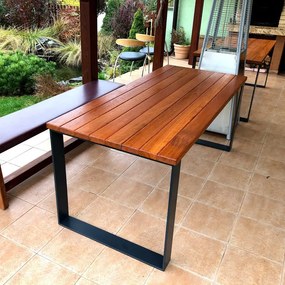 KULHÁNEK Zahradní stůl s nohami z ploché oceli Odstín nátěru: olej - massaranduba, Velikost desky: 150x80 cm, Odstín podnože: černá s jemnou strukturou - JS RAL 9005
