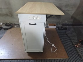 HOMCOM kuchyňský ostrůvek s nabíjecí stanicí, bílý