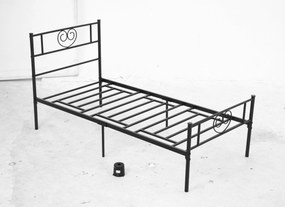HOMCOM Jednolůžkový kovový rám postele 31 cm pro matraci 90x190 cm s čelním panelem ve tvaru srdce a úložným prostorem 95x196x100 cm Černý | Aosom
