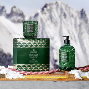 dárková sada Noble Fir Garland, tekuté mýdlo ve skle 375 ml + svíčka 184 g