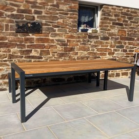 KULHÁNEK Zahradní stůl s kovovou hranou a nohami - podélná prkna Odstín nátěru: olej - modřín, Velikost desky: 250x90 cm, Odstín podnože: černá - RAL 9005