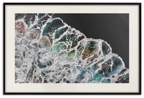 Plakát Abstrakce ve vodě - zpěněná barevná vlna na černém pozadí břehu