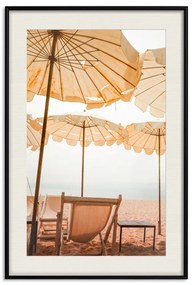 Plakát Slunečný vánek - letní krajina lehátek na pláži se mořem v pozadí