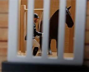 KIDS GLOBE Dřevěná stavebnice Stáj pro koně / 1:24 / 3 boxy / od 4 let