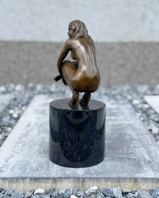 Bronzová socha - Nahá žena v podřepu
