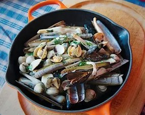 Le Creuset Pánev na smažení a servírování 23 cm Volcanic / Litina
