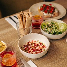 Světle šedá porcelánová miska 710 ml Nuance – BonBistro