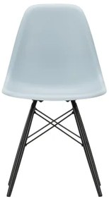 Eames Plastic Chair DSW černě lakovaný javor ledově šedá bílé na koberec Vitra