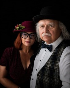 Dark Moody Studio – Dramatický studiový portrét na plátně z vaší fotky