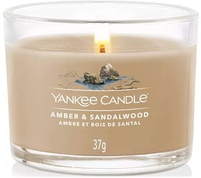 Yankee Candle –  votivní svíčka ve skle Amber & Sandalwood (Ambra a santalové dřevo), 37 g