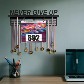Kovový věšák na medaile a startovní čísla NEVER GIVE UP - černý