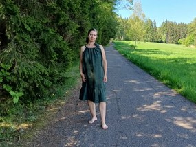 Lněné šaty s mašlí u krku - lahvově zelená Rozměr: UNI