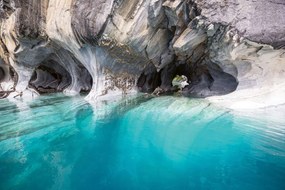 DIMEX | Samolepicí vliesová fototapeta na zeď Mramorová jeskyně MA-5-3052 | 375 x 250 cm | modrá, bílá, šedá