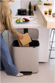 Světle šedý nášlapný ocelový odpadkový koš 60 l Bo – Brabantia