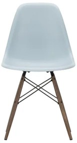 Eames Plastic Chair DSW tmavě lakovaný javor ledově šedá bílé na koberec Vitra