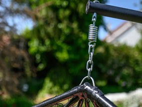 Černé závěsné křeslo KOKON se stojanem, bez polštáře