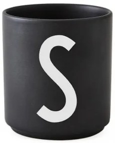 Hrnek s písmenem S, černá Design Letters