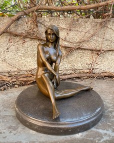 Erotická bronzová socha - Polonahá sexy žena  2