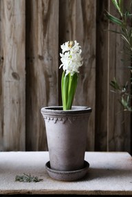 Malý květináč Københavner vysoký s podstavcem 18 cm šedý