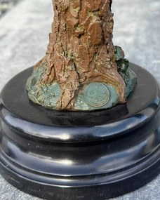 Bronzová socha - Skřítek sedící na větvi pohádková figurka