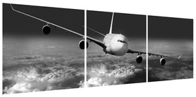 Černobílý obraz letadla v oblacích (150x50 cm)