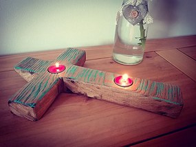 Stará Krása – Ruční výroba Dubový svícen ve tvaru kříže s krásnou patinou