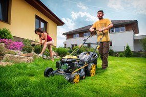 Benzínová sekačka na trávu Riwall PRO RPM 5135 4v1 s pojezdem