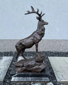 Luxusní lovecká bronzová socha - Jelen na skále