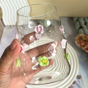 Flamenco Mystique Sklenice 450 ml s vlnitými stěnami a květinovým designem s brčkem a víčkem SZK164