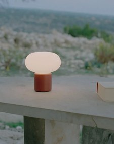 New Works Přenosná stolní lampa Karl-Johan, earth red 22014