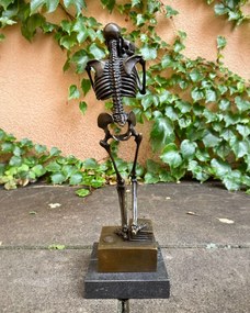 Bronzová socha soška Kostlivec