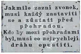 Cedule Jakmile zazvoní zvonek,musí každý zastaviti se a zustati před přehradou