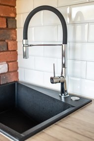 Laveo Pola, vysoká dřezová baterie s výlevkou ve tvaru U, černá-chrom, LAV-BAP_778D