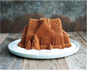 Forma na bábovku ve stříbrné barvě Nordic Ware Gingerbread House, 2,1 l