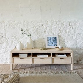Akátový TV stolek Kave Home Alen 165 x 45 cm s bílou patinou