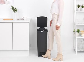 Brabantia STEPUP Pedálový odpadkový koš 40 l - šedá