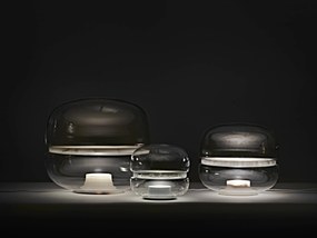 Designová stolní lampa Brokis Macaron M, PC1039 Barva skla: Šedá kouřová - transparentní sklo, Základna: Dub evropský - černě mořený (CSFB1574), Disk: Onyx bílý (CSOP1532)