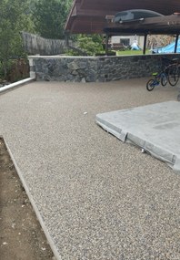 Báča Beton Kamenný koberec na podlahu Norway Frakce: Hrubá (4 – 8 mm), vydatnost setu 1,3 m², Doporučené použití v: interiéru - dvousložková epoxidová pryskyřice