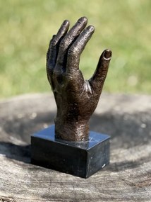 Bronzová socha Ruka – symbol síly a tvořivosti