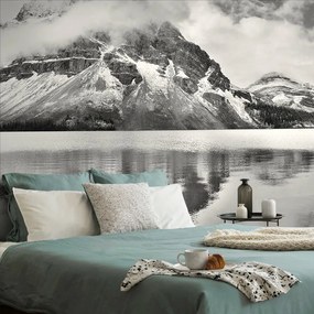 Tapeta krásné horské jezero v černobílém - 225x150 cm