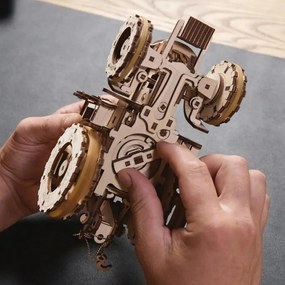 Ugears 3D dřevěné mechanické puzzle Traktor vítězí