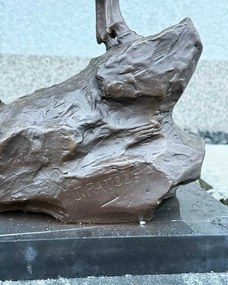 Luxusní lovecká bronzová socha - Jelen na skále